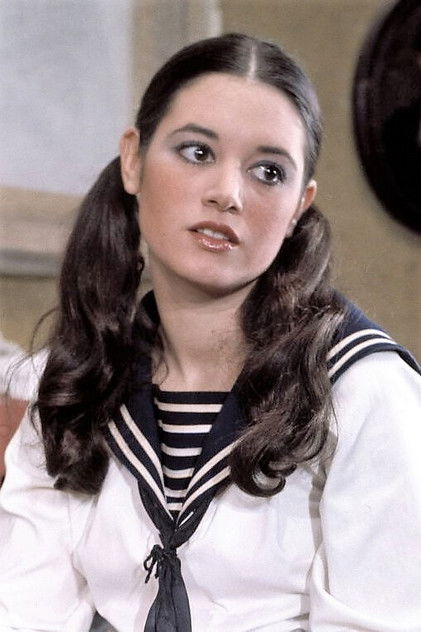 Meet the Cast of Spaniards in Paris