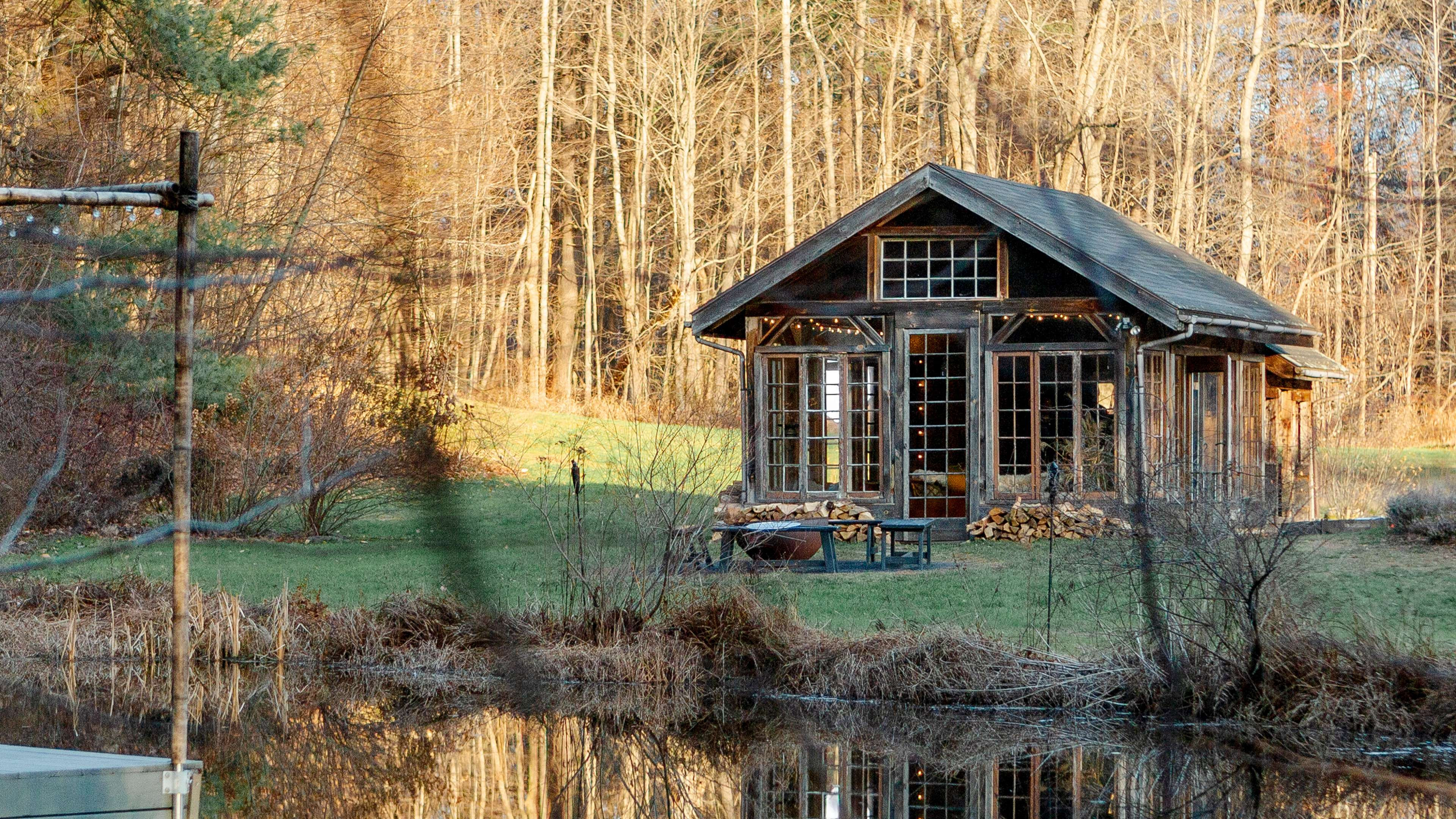 Bespoke Inns (TV Series 2022- ) - Backdrops — The Movie Database (TMDB)