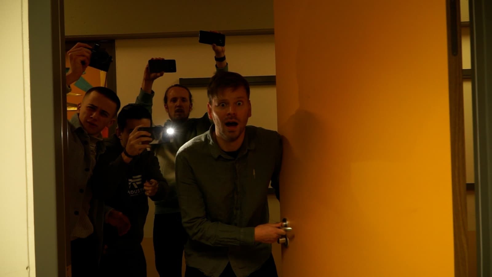 Der Cringe 2 (2022) - Backdrops — The Movie Database (TMDB)