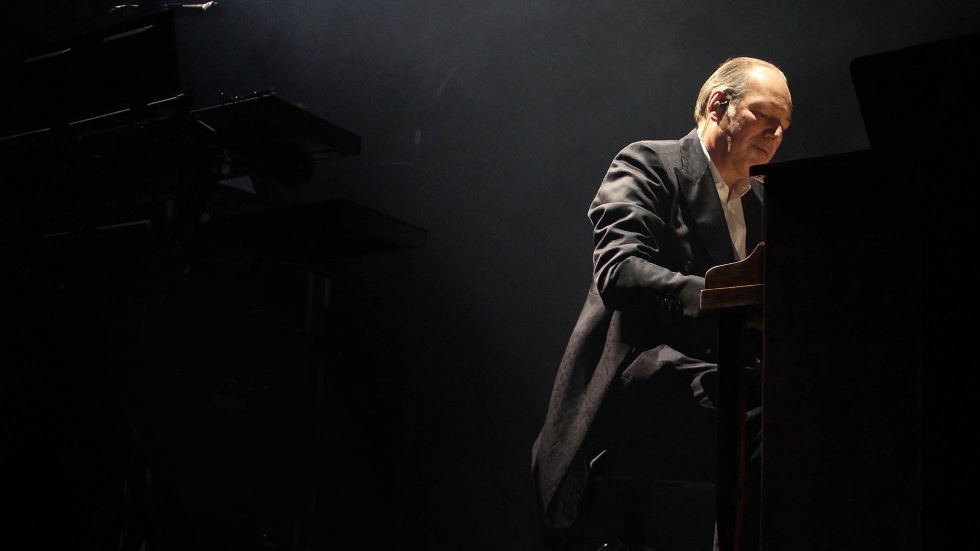 Hans Zimmer: Live in Prague (2017) - Backdrops — The Movie Database (TMDb)