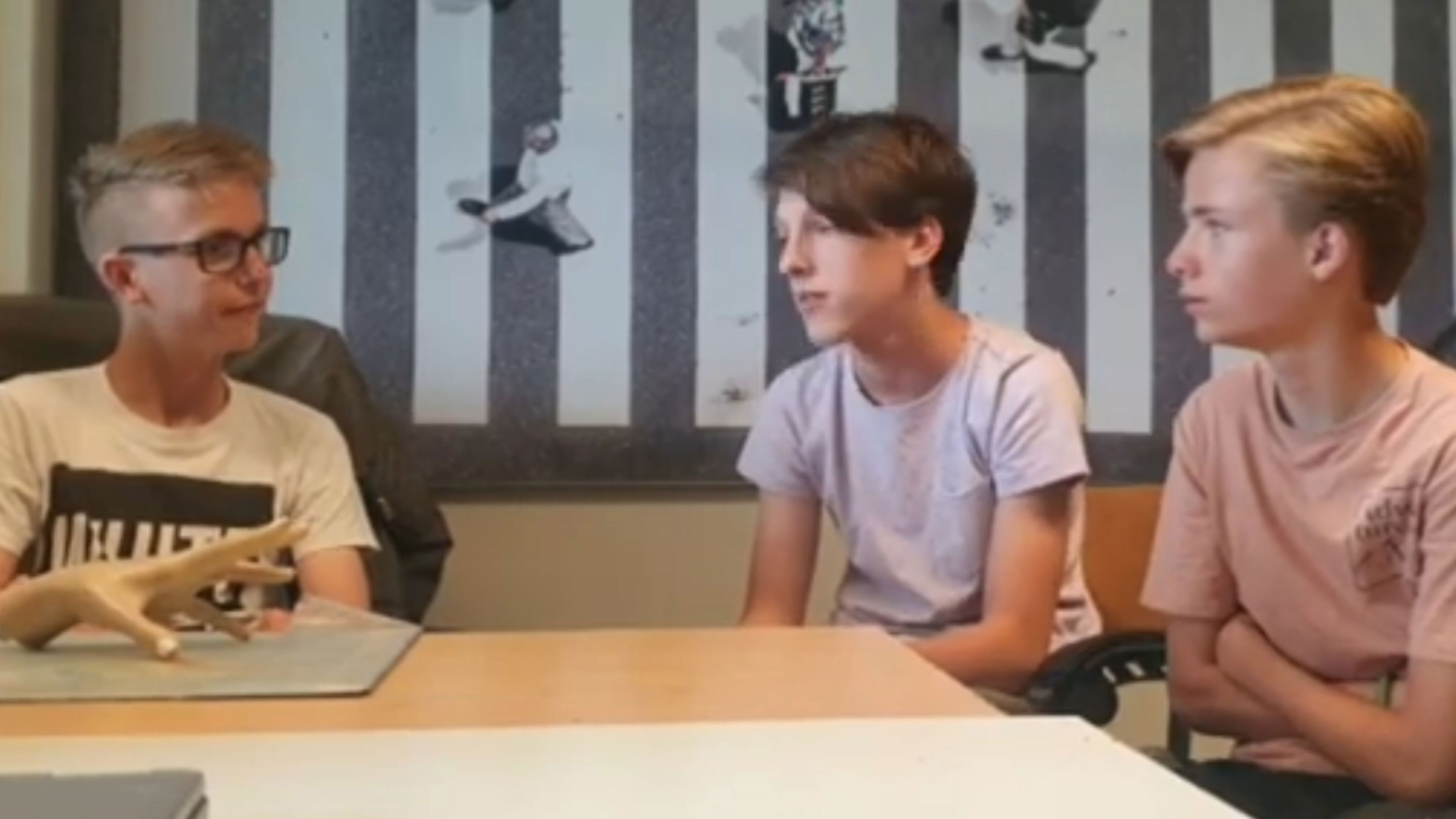 Devon, Abel, Mika en de levende poppen (2023) - AZ Movies