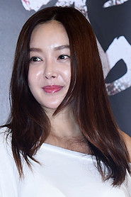 yeo-ja jeon-jaeng: bi-yeol-han geo-lae (2015)